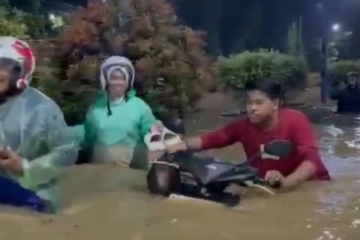Basarnas Makassar Evakuasi 14 Korban Banjir di Maros, Ini Call Center Pertolongan