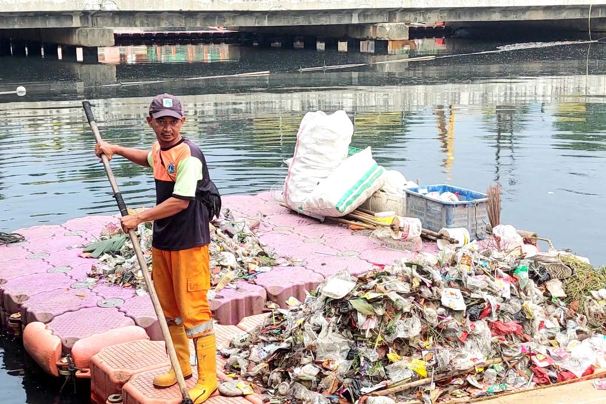 Ini Kisah Jidan, Selami Sungai "Hitam" di Jakarta Barat untuk Angkut Kasur