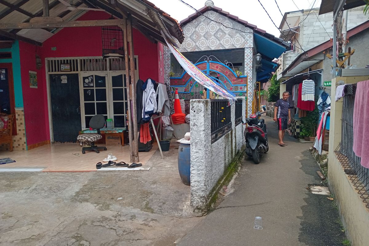 Satu Motor Warga Ringsek Diseruduk Sapi Kurban yang Mengamuk di Pasar Rebo