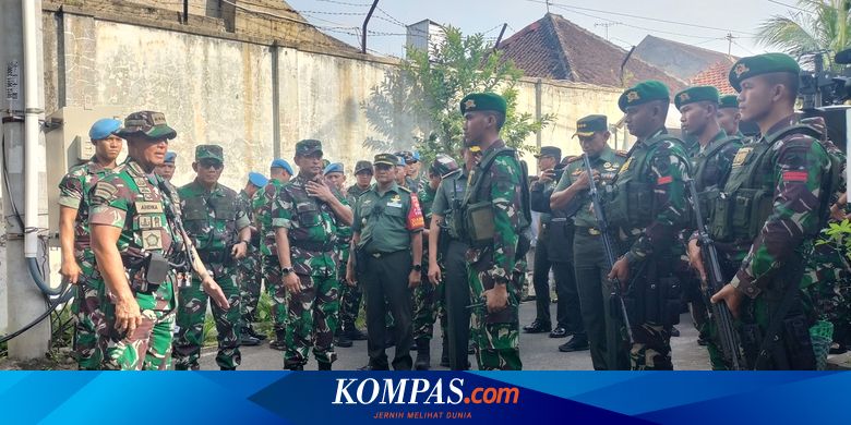 Momen Panglima TNI Blusukan ke Gang Kampung di Solo untuk Cek ...