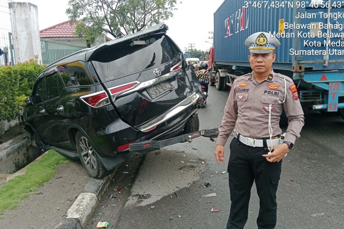 Bus Listrik Pemkot Medan Tabrak 2 Mobil di Belawan, Fortuner Masuk Parit