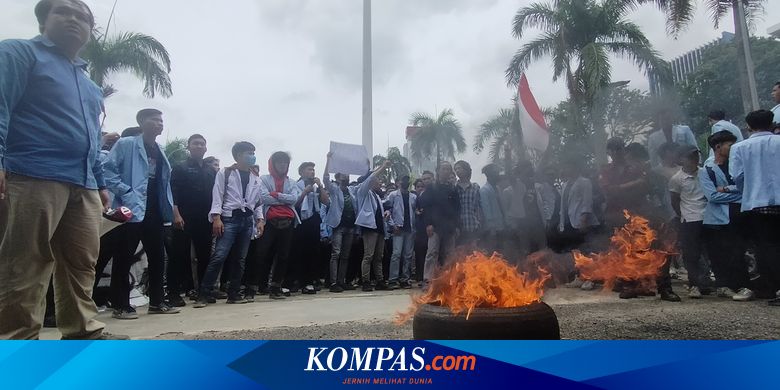 Mahasiswa Bakar Ban dan Lempar Cat Merah ke DPRD DIY