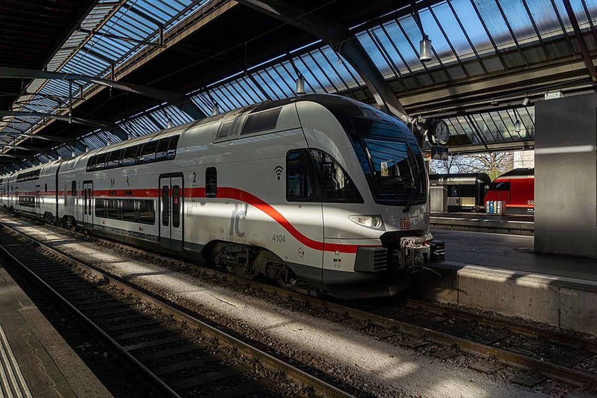 Eskalator Stasiun Pasar Senen Dibangun, Penumpang 17 KA Bisa Berangkat ...
