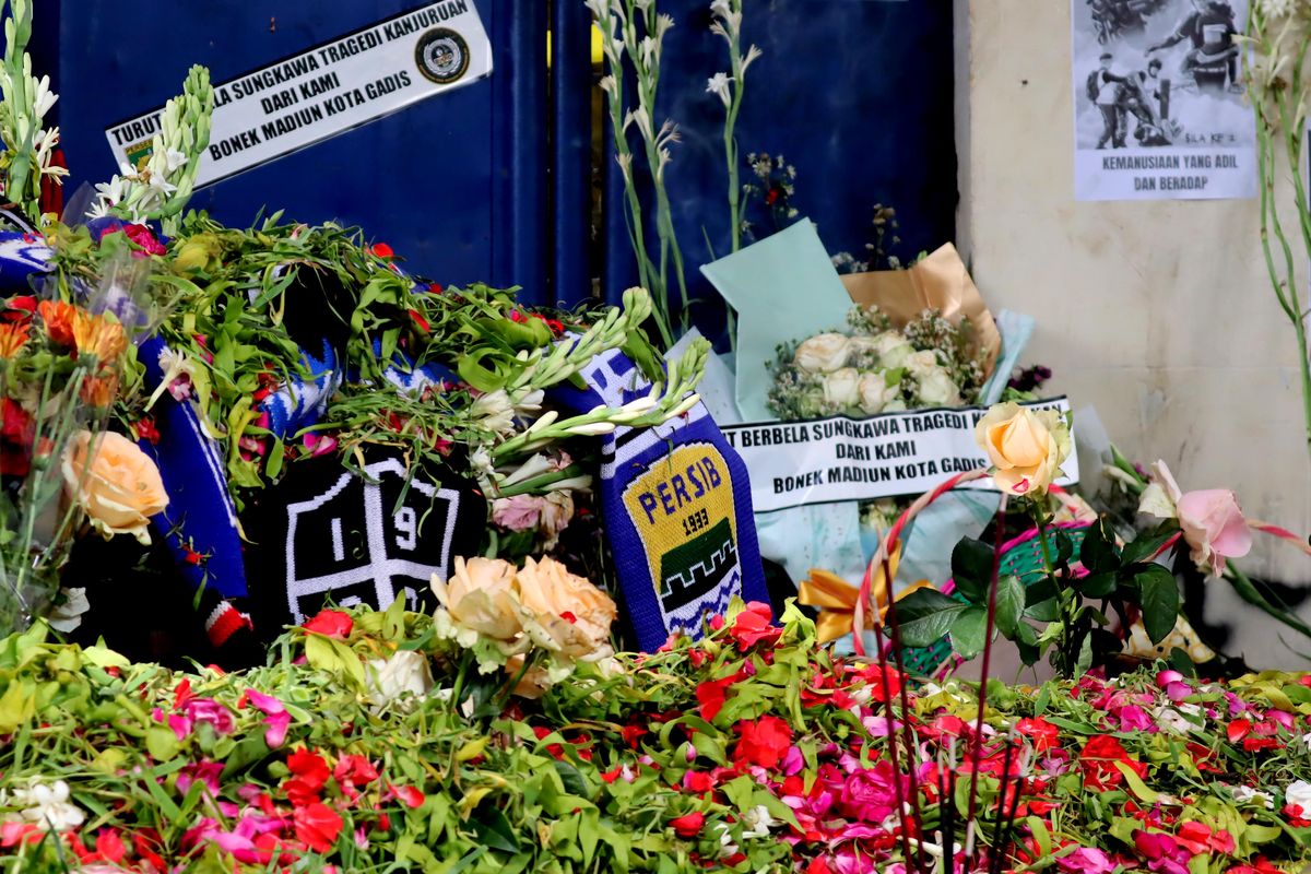 Hoaks Seputar Tragedi Kanjuruhan, Kesaksian Penjual Dawet hingga Sanksi ...