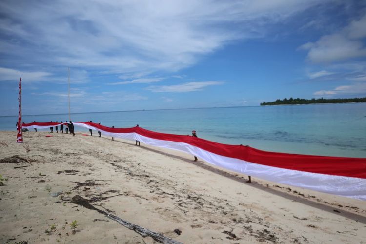 Foto : HUT ke-80 RI di Halmahera: Bendera Merah Putih Jadi Simbol ...