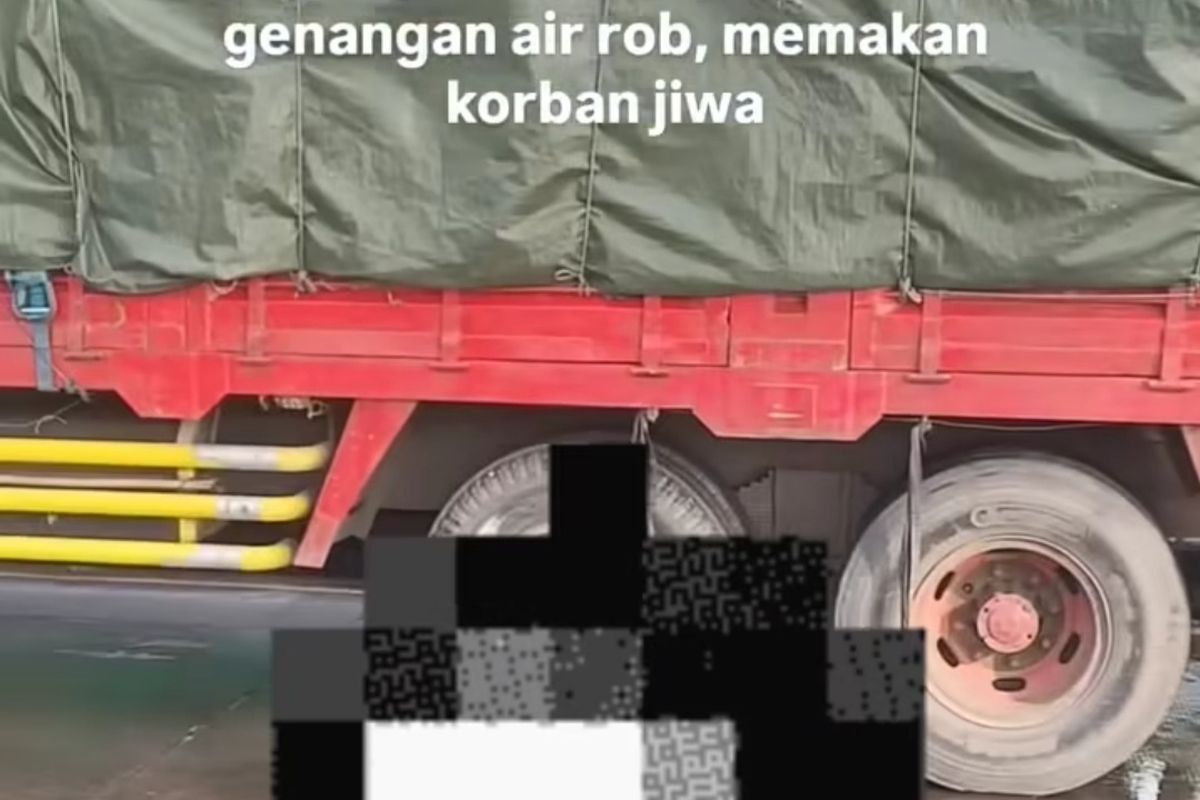 Hindari Banjir Rob di Pantura Demak, Pengendara Motor Tewas Terlindas Truk