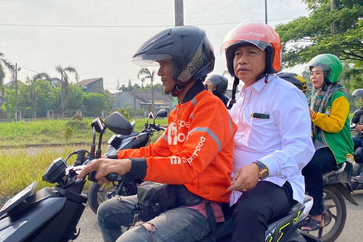 Diantar Ojek "Online", Ratu Ria-Subadri Daftar Pilkada Kota Serang 2024