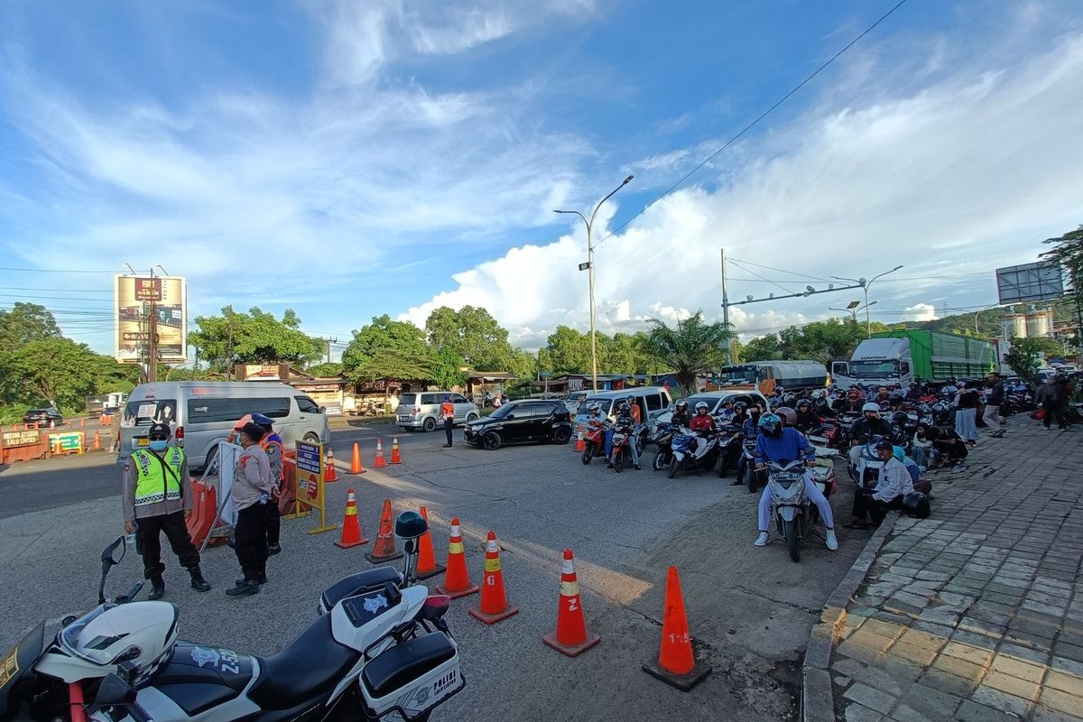 Arah ke Pantai Anyer Ditutup, Kendaraan Diminta Sabar Menunggu