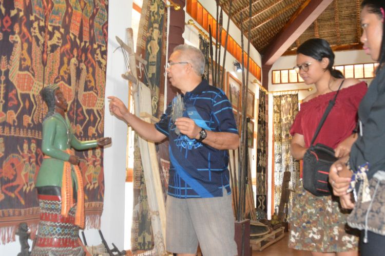 Dua Jam Mengelilingi Rumah Budaya Sumba