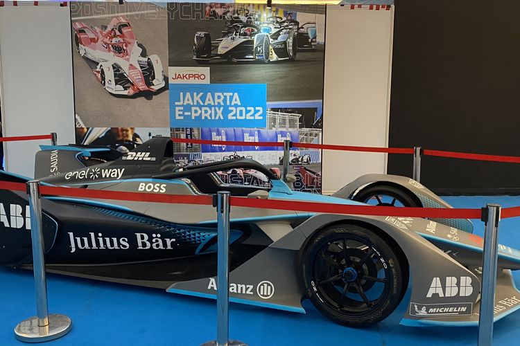 Melihat dari Dekat Mobil Balap Formula E di PEVS 2022