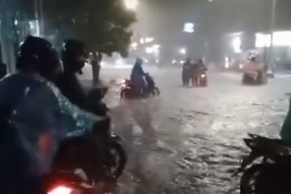 Jalan Plumpang Semper Terendam Banjir, Sejumlah Motor Mogok