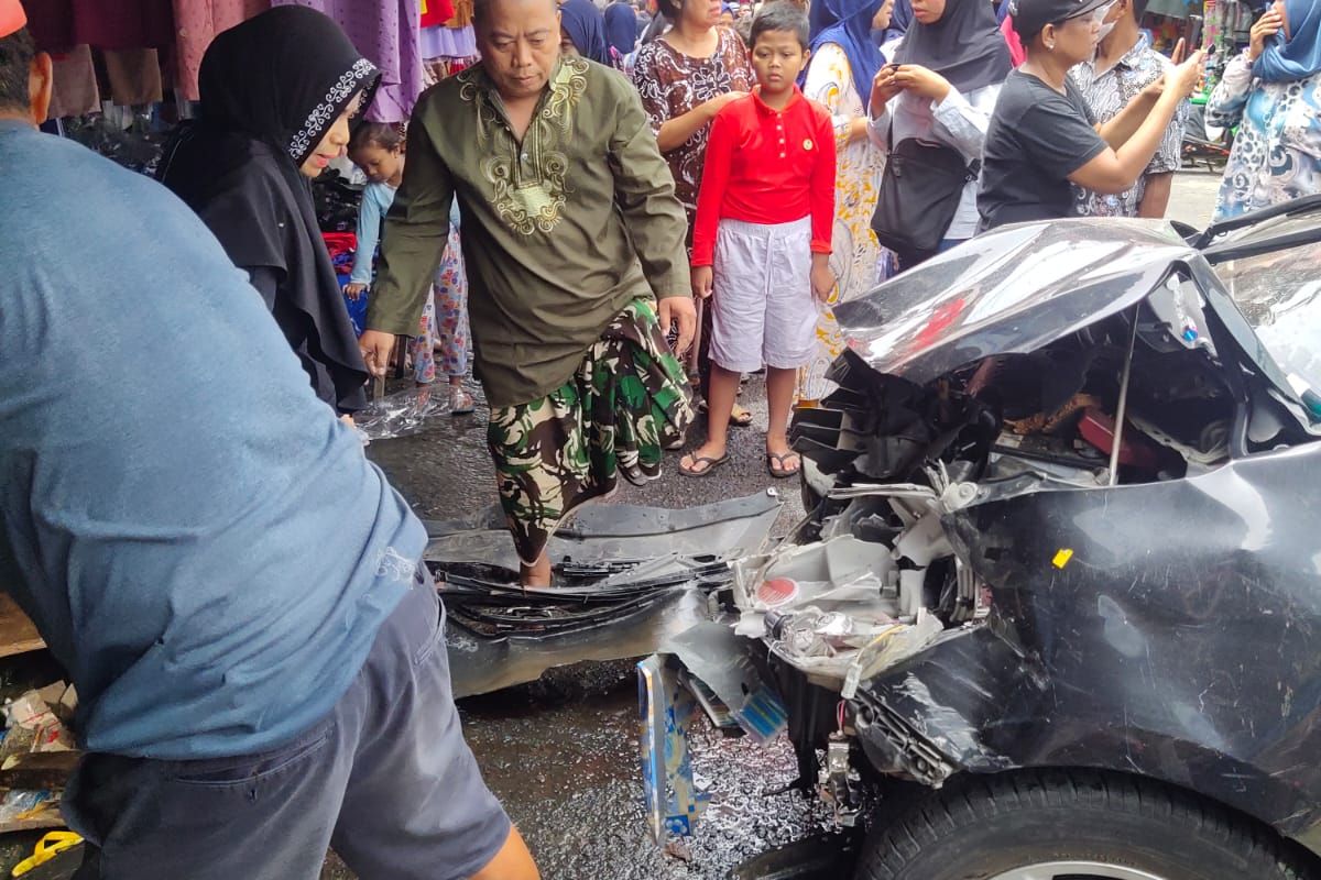 Coba Mengakali Mobil Mogok di Pasar, Pria Ini Malah Menabrak Dua ...