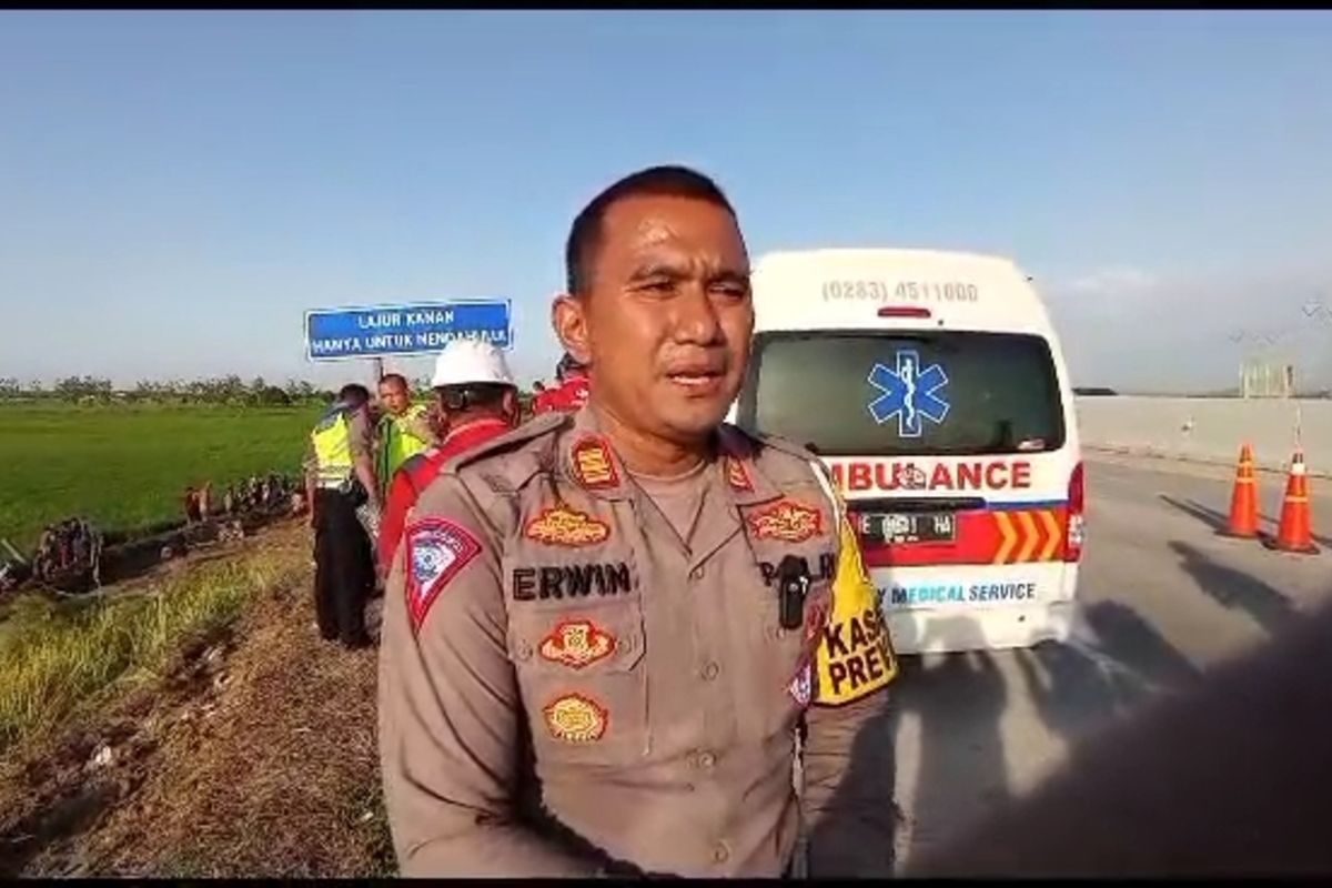 Bus Agra Terguling di Tol Pemalang-Pejagan, Polisi Sebut 2 Orang Tewas ...