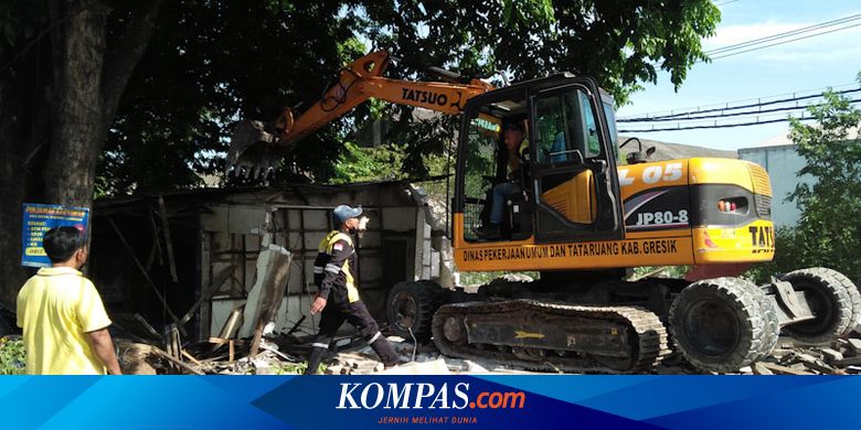 Stan Pinggir Jalan Raya Manyar Gresik Mulai Dibongkar untuk Pelebaran Jalan