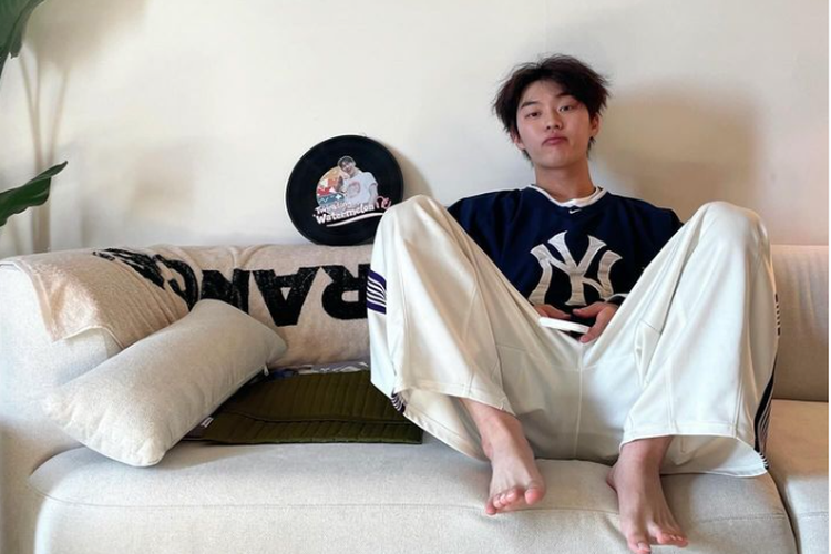 6 Inspirasi Gaya ala Choi Hyun Wook, "Oversized Outfit" Jadi Andalan
