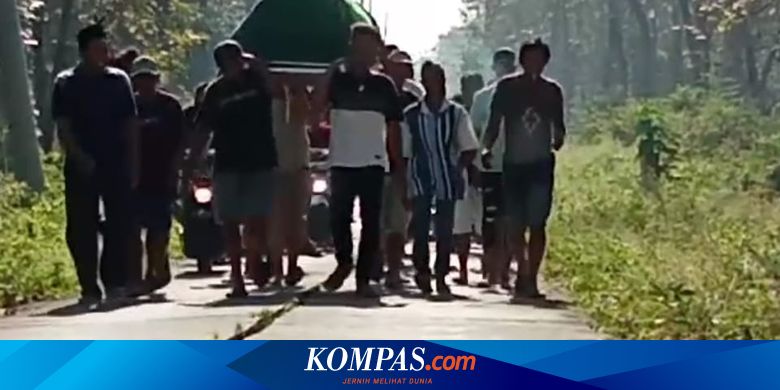 Tak Boleh Pakai Ambulans Desa, Warga di Jombang Tandu Jenazah Sejauh 3 Km