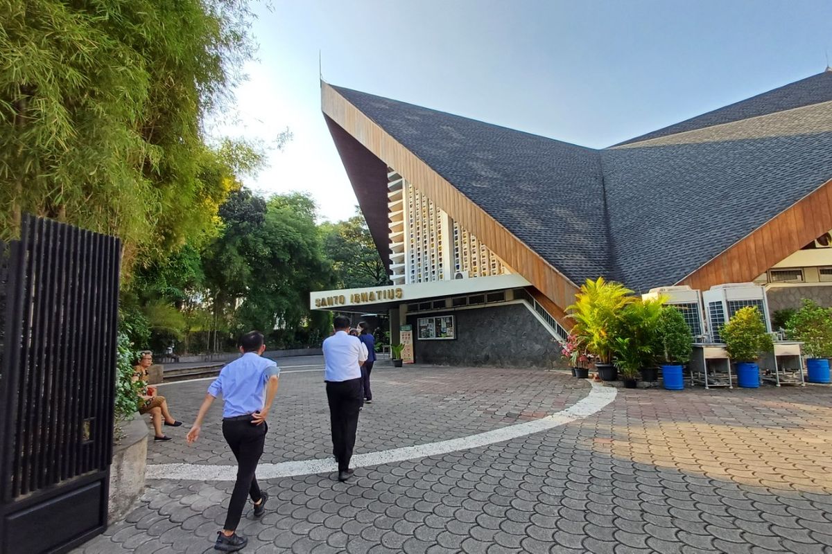 Hendak Nonton Bareng Misa Kudus Paus Fransiskus, Jemaat Penuhi Gereja ...