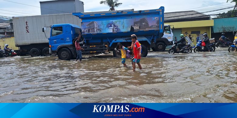 Banjir Rob Merendam Akses Pelabuhan Muara Angke pada Minggu Pagi