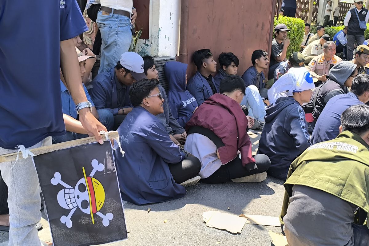 Kecewa Pemerintah Mahasiswa bawa Bendera One Piece ke Pendopo Bupati di ...