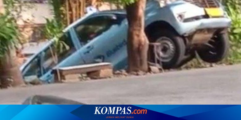 Sopir Lupa Rem Tangan, Taksi yang Sedang Parkir di Kelapa Gading Mundur ...