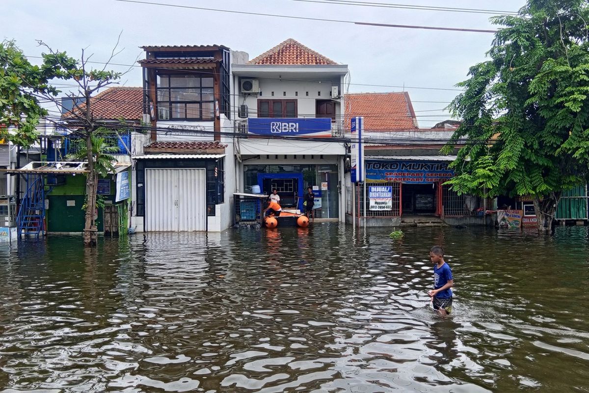 Kondisi Jalan Raya Kaligawe Semarang Pagi, Banjir Masih 90 Sentimeter ...