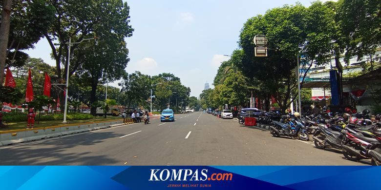 Ada Demo di Depan Gedung MK, Jalan Medan Merdeka Barat Ditutup