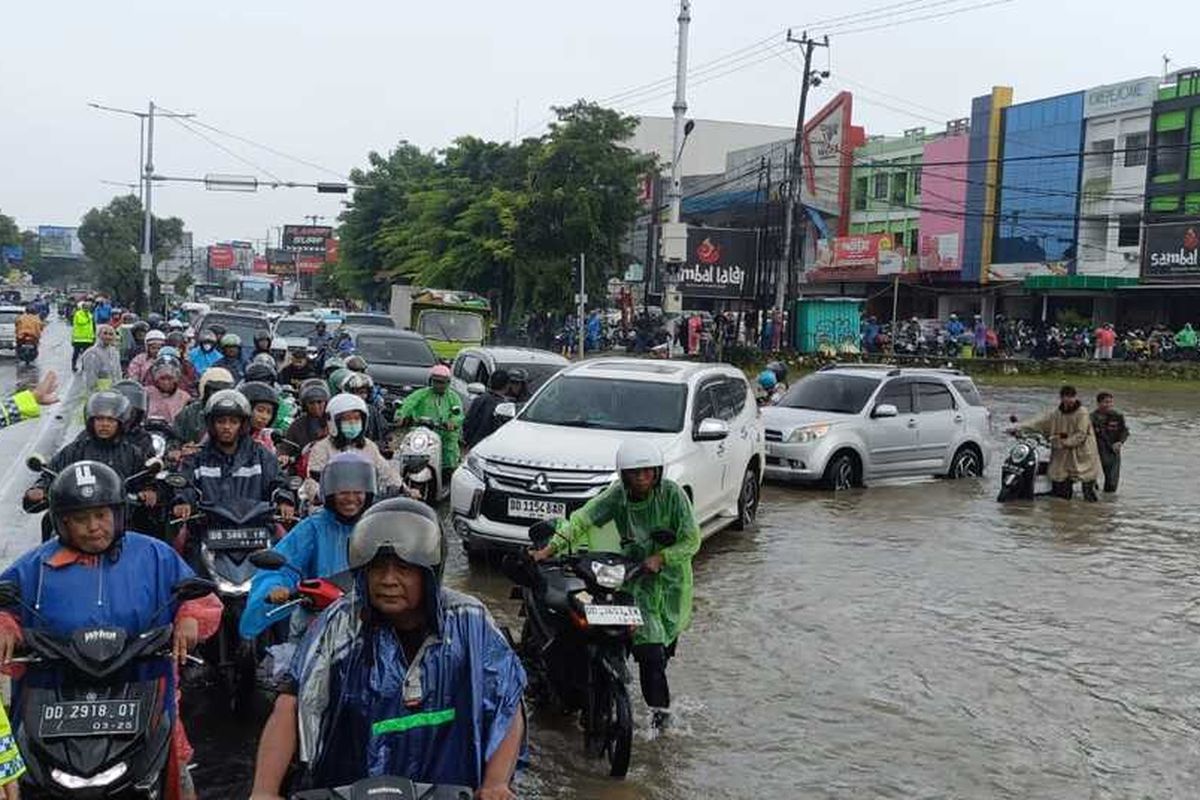 Banjir Makassar Rendam Jalan Lintas Provinsi Sejak Pagi, Sebabkan Macet 2 Km