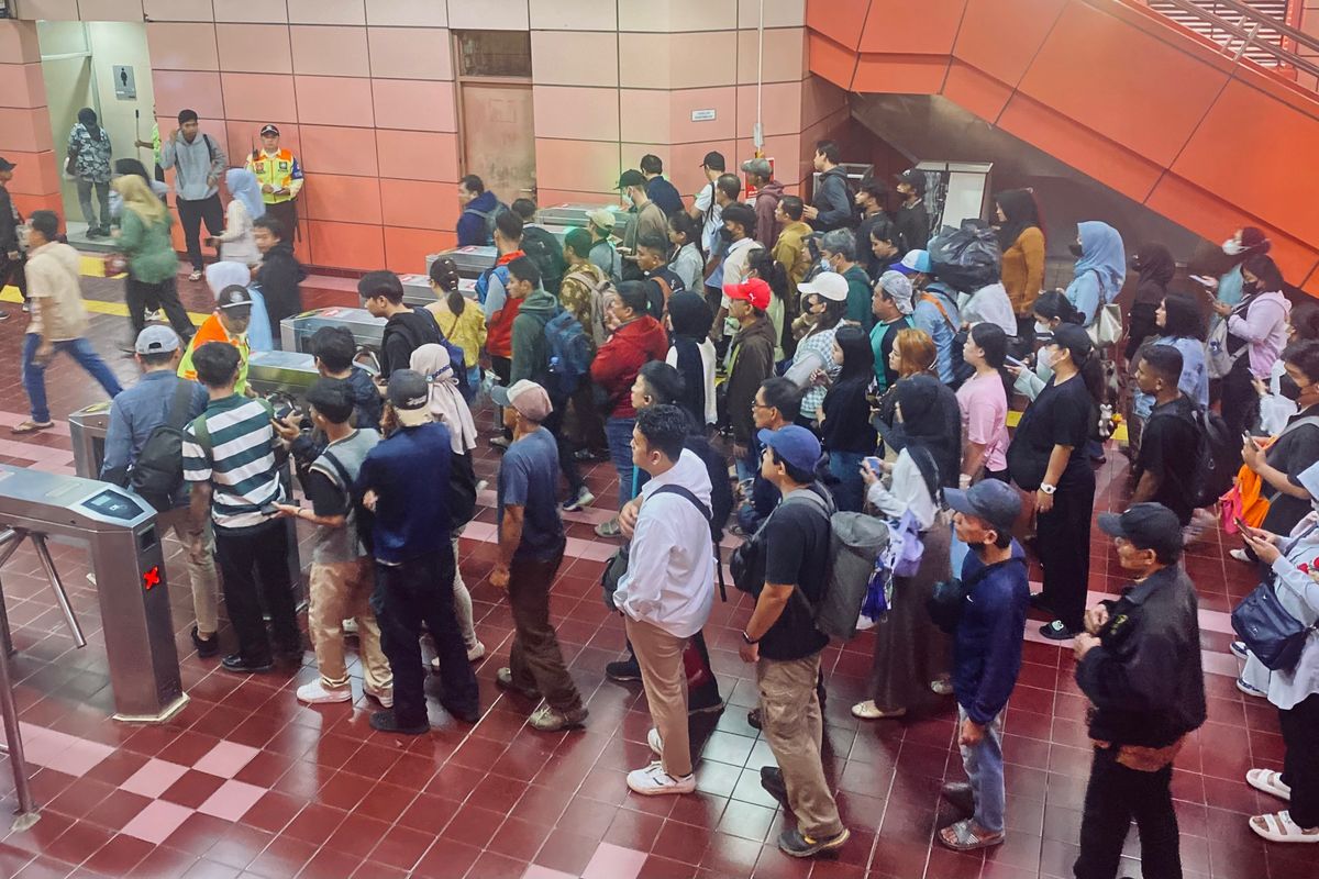 Stasiun Jayakarta Dipadati Penumpang Imbas Gangguan KRL di Stasiun ...