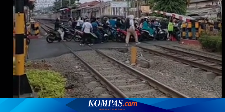 Viral, Video Kereta Berhenti karena Ada Kendaraan Menyeberang, KAI ...