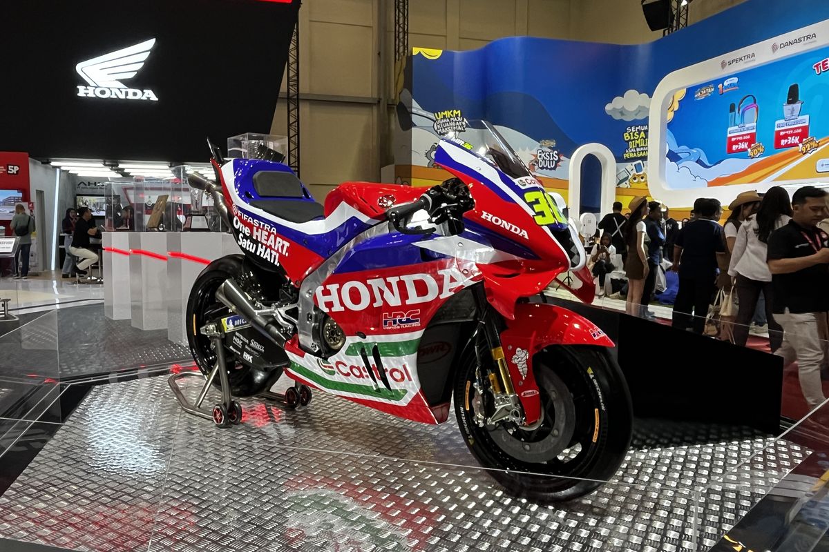 Logo FIFAstra Nempel di Motor Balap Honda HRC Castrol MotoGP