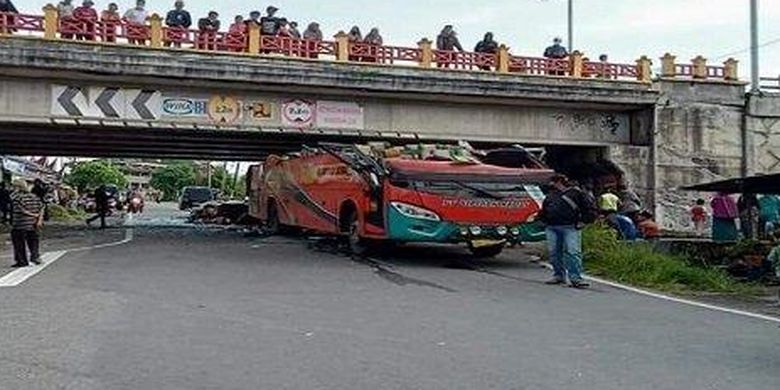 Berita Terkini Harian Bus Tabrak Flyover Terbaru Hari Ini - Kompas.com