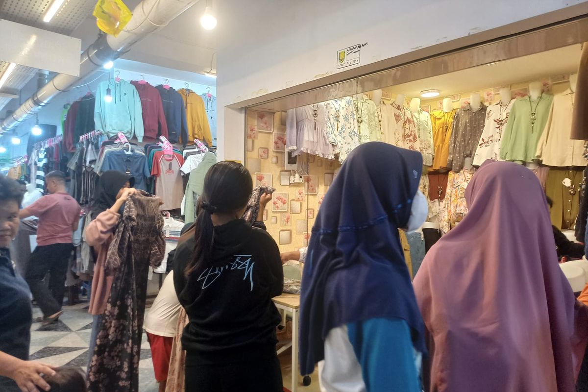 Menilik Tren Busana Lebaran 2024, Mulai dari Bahan Silk hingga Warna ...