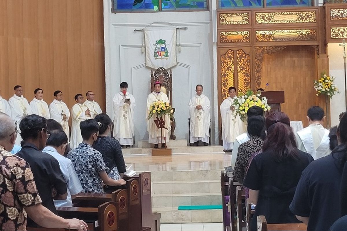 Ratusan Umat Katolik Ikuti Misa, Ini Kesan Uskup Purwokerto soal Paus Fransiskus