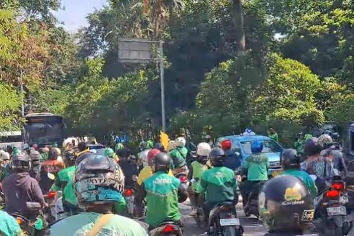 Konvoi Ribuan Ojol Iringi Pemakaman Affan Kurniawan