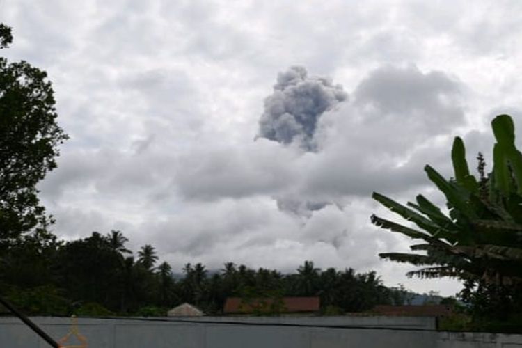 Foto : Gunung Ibu di Halmahera Barat Kembali Meletus, Abu Vulkanik ... Foto : Gunung Ibu di Halmahera Barat Kembali Meletus, Abu Vulkanik ...