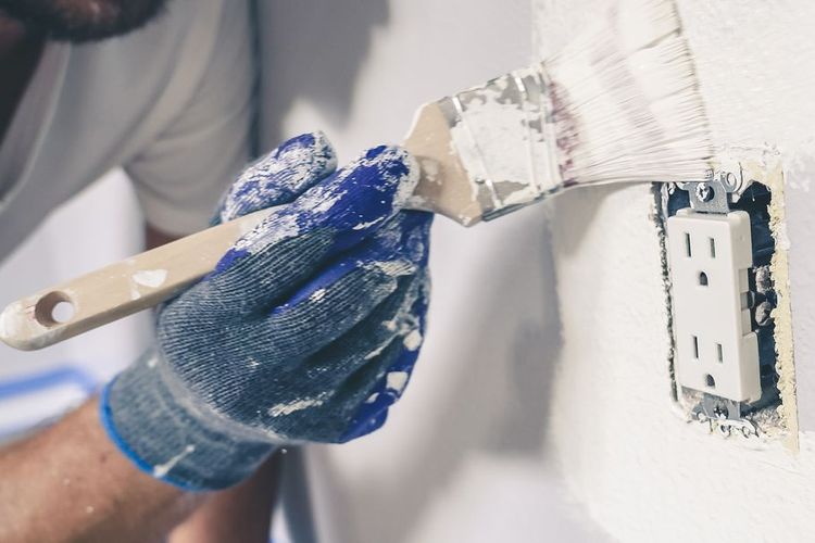 Foto Bolehkah Mengecat Colokan Listrik Yang Ada Di Dinding Rumah
