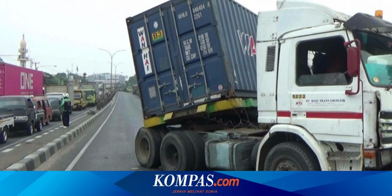 Truk Beras Terbalik, Macet 4 Km di Flyover Kranji