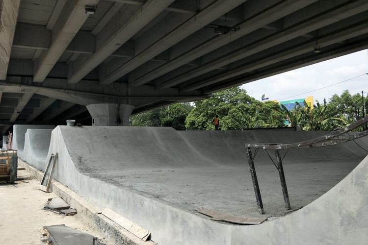 Foto : Pembangunan Skatepark di Kolong Flyover Pasar Rebo Hampir Kelar