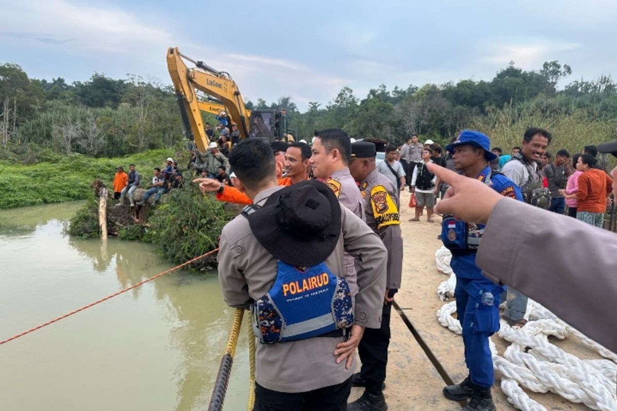1 Lagi Korban Tewas Truk Terjun Sungai di Pelalawan Ditemukan