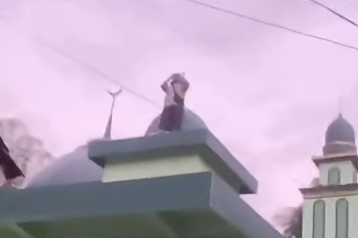 Listrik Padam di Banyuwangi, Santri Naik Menara demi Kumandangkan Azan