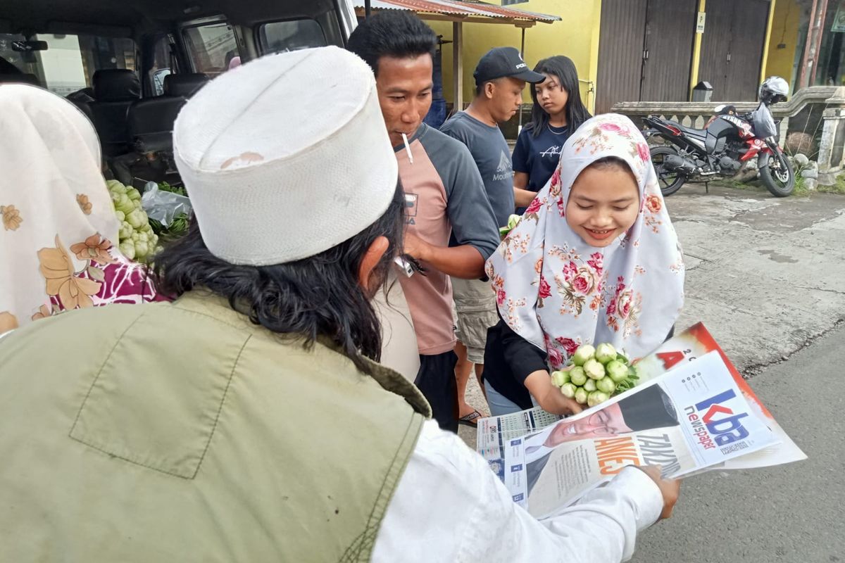 Kalender dan Tabloid Bergambar Anies Baswedan Disebarkan Relawan kepada Warga Purworejo