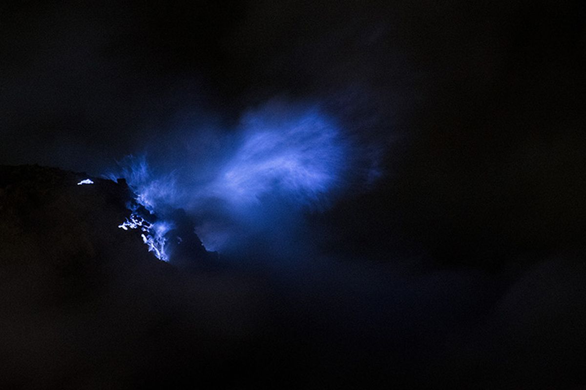 Hanya Ada Dua di Dunia, Uniknya Api Biru di Kawah Ijen