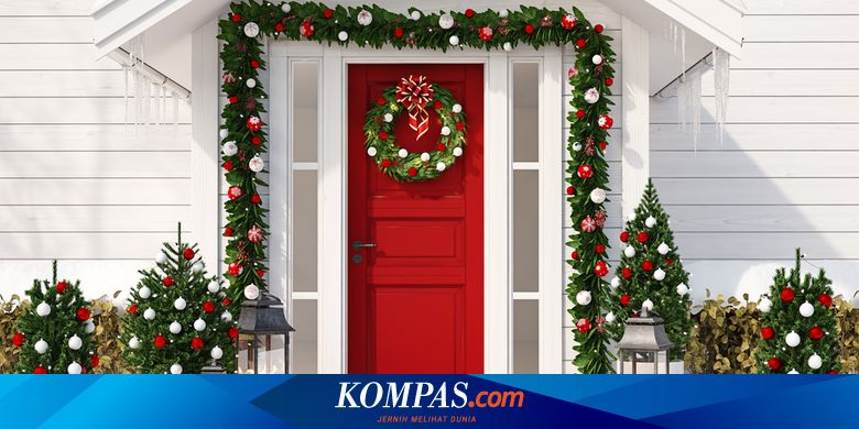 6 Cara Menggantung Karangan Bunga Natal di Pintu Depan Rumah