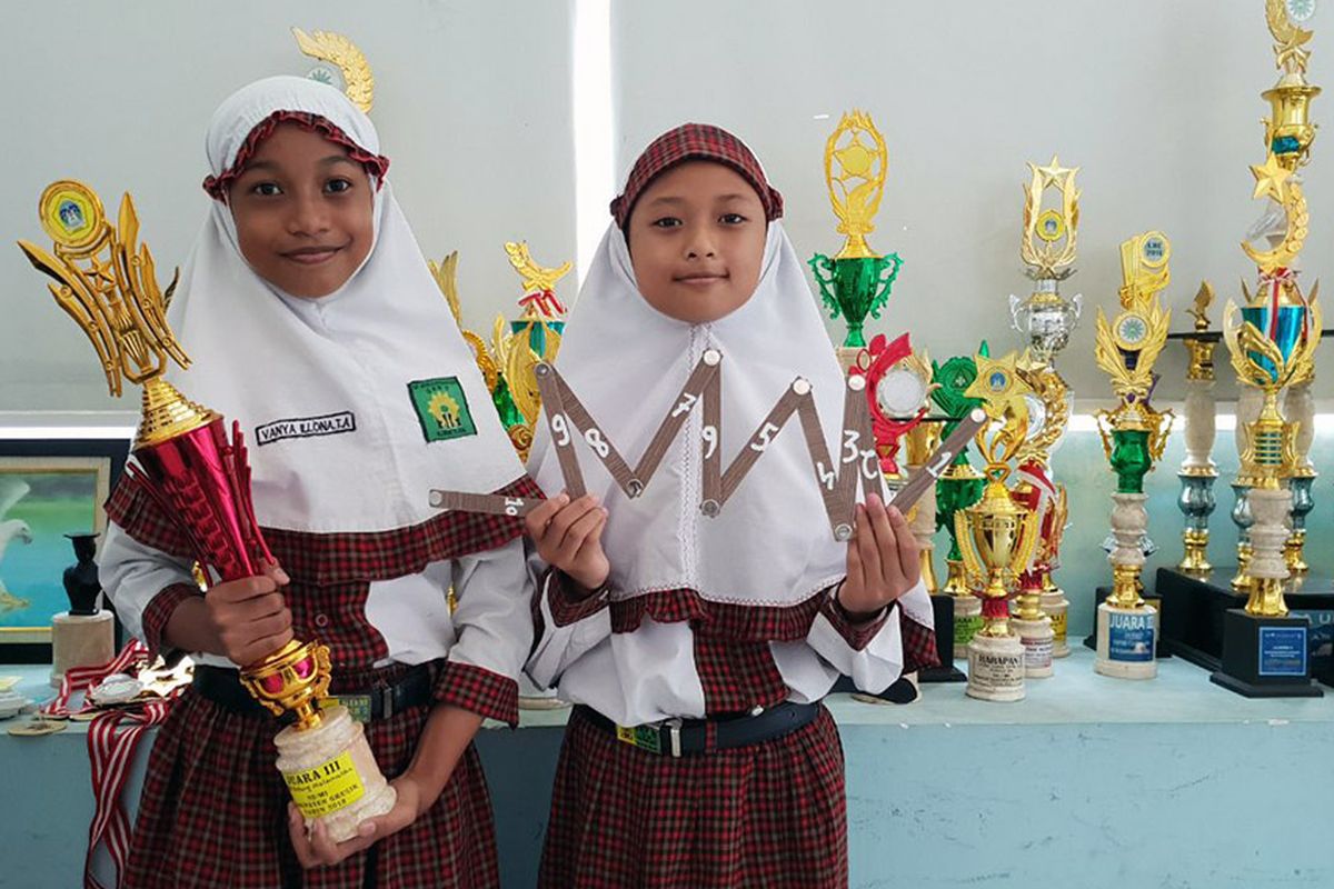 Dua Siswi SD Ini "Sulap" Triplek untuk Permudah Pemahaman Rumus Matematika