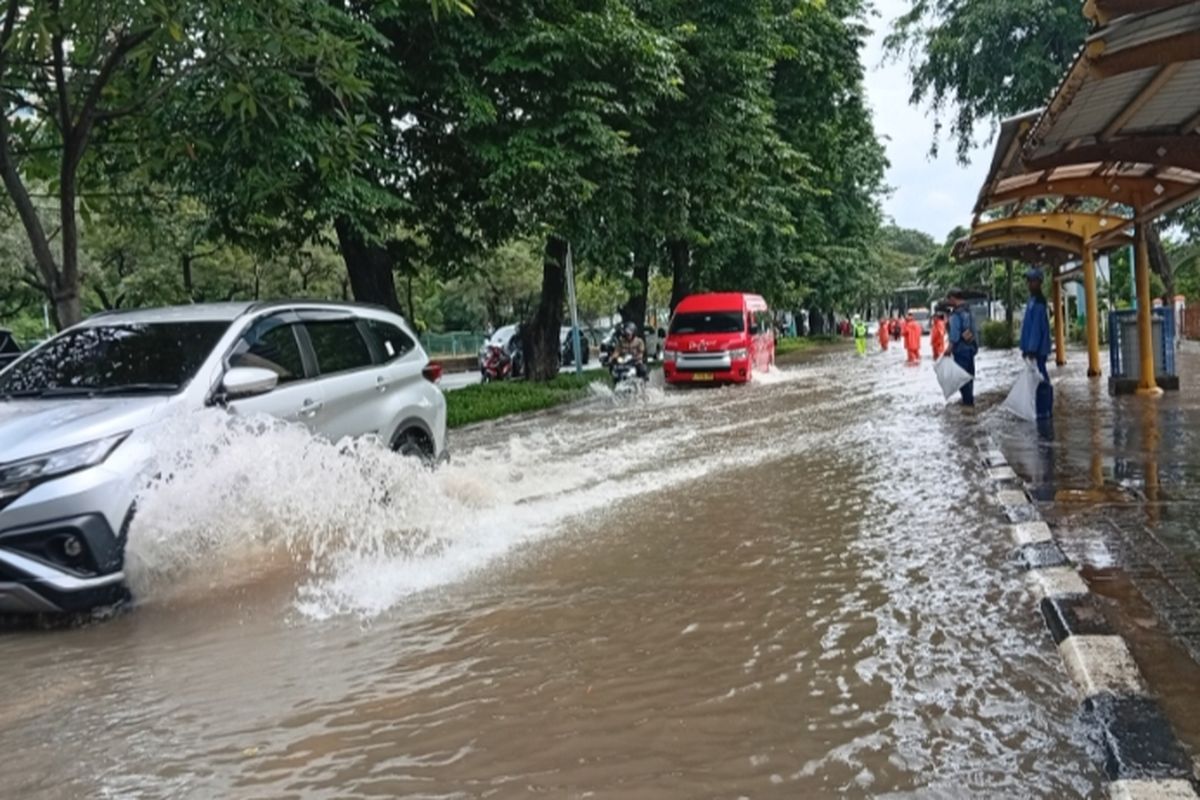 Jalan Letjen Suprapto Cempaka Putih Banjir 40 Cm, Kendaraan Melintas di ...