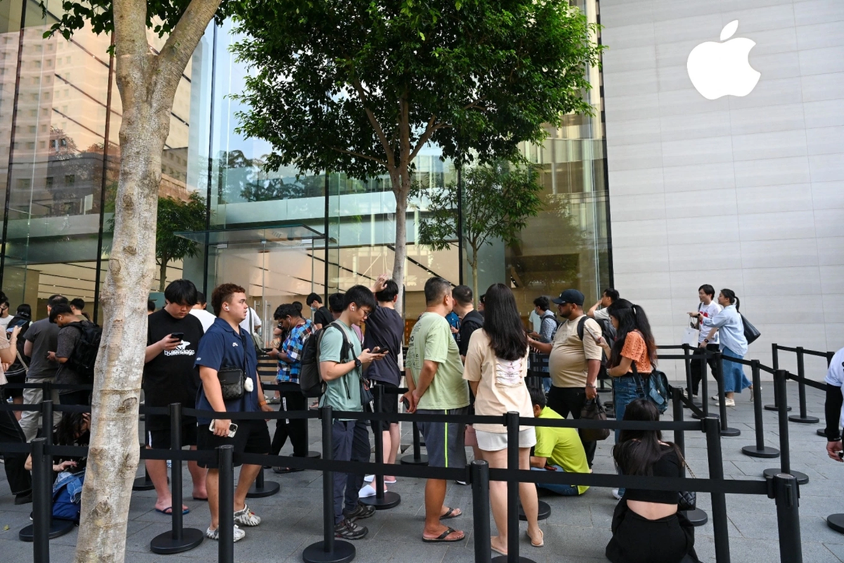 Euforia Penjualan Perdana iPhone 17, Antrean Mengular di Singapura ...