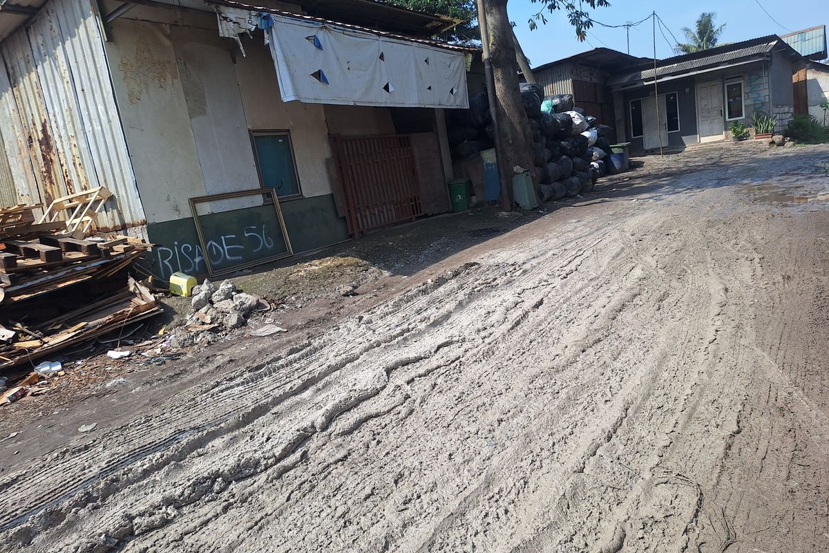 Jalan Rusak Sepanjang 3 Kilometer Ganggu Aktivitas Warga Rorotan