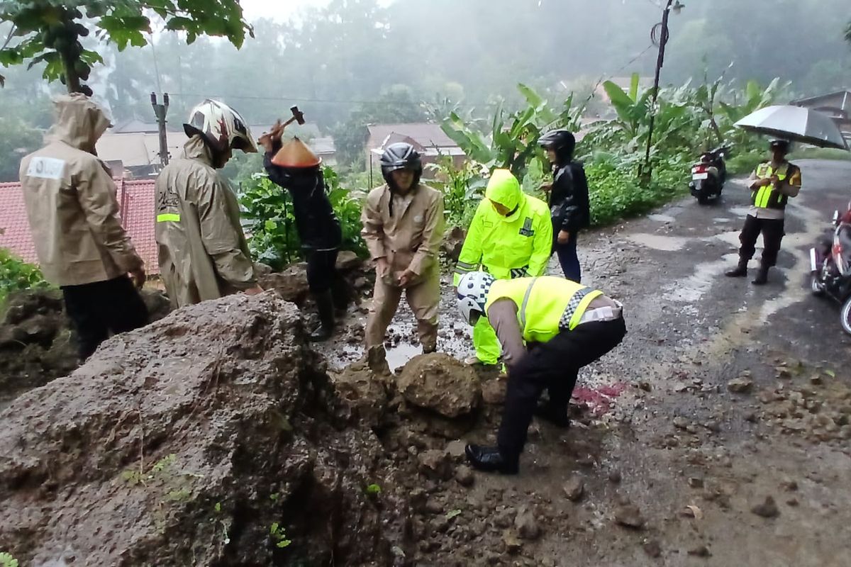 Tiga Longsor di Kaligawe, Akses Warga Tertutup Batu Besar di Jalan