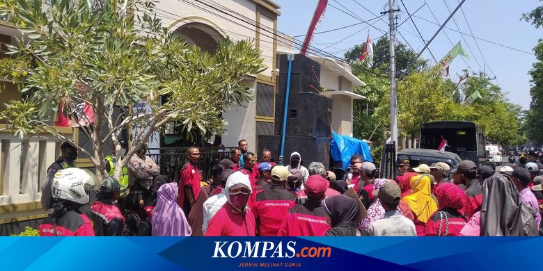 Diduga Ada Pungli PTSL, Warga Geruduk Kejari Nganjuk