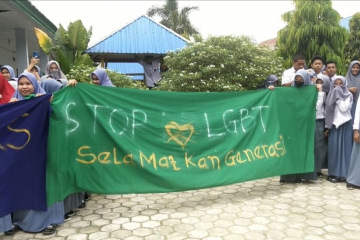 Tolak Kepsek LGBT yang Diduga Lecehkan Siswa, Ratusan Pelajar SMAN I ...